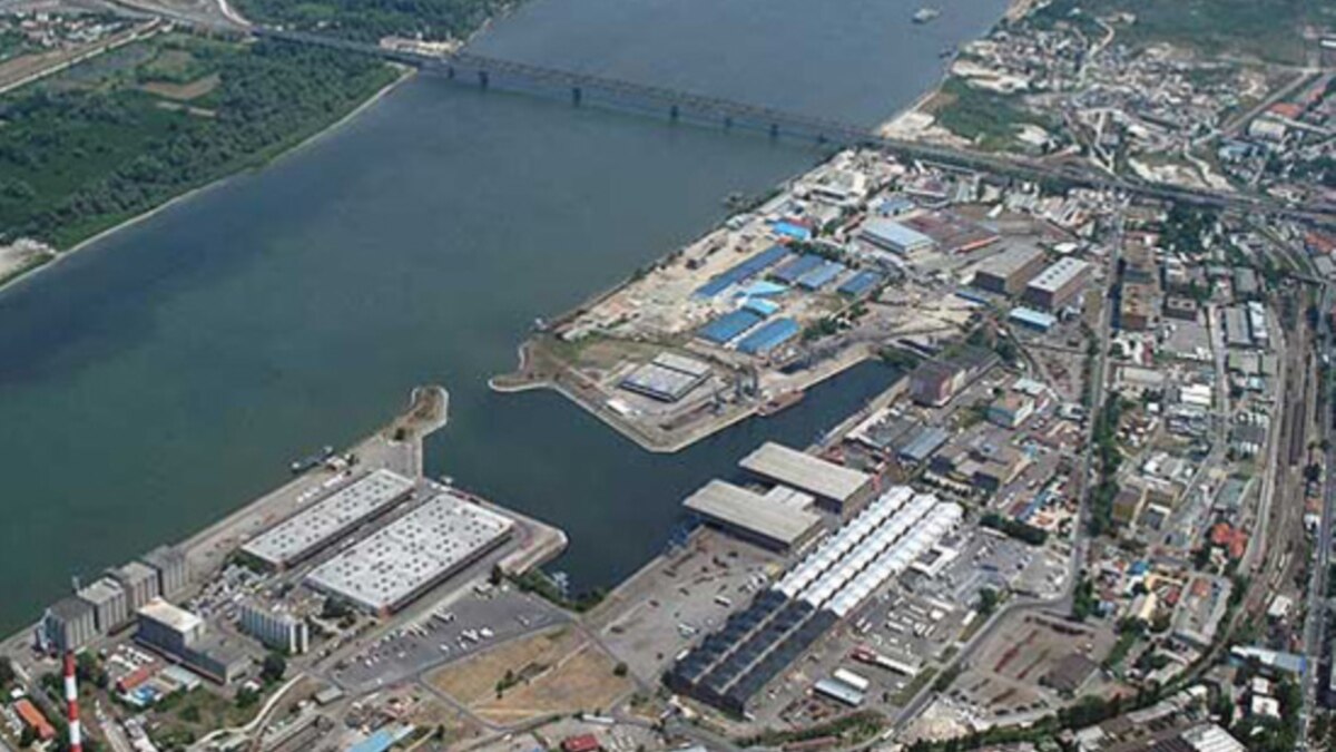 Serbian Workers Begin Unblocking Danube After Deal On Unpaid Wages