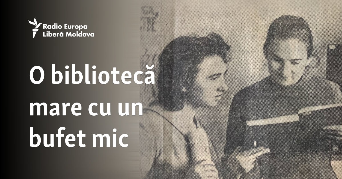 O bibliotecă mare cu un bufet mic