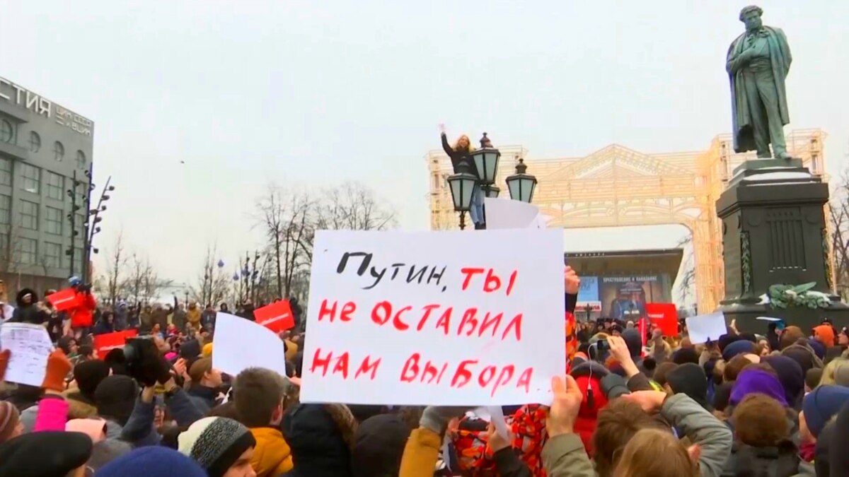 Moscow Protesters Support Navalny's Election Boycott Call