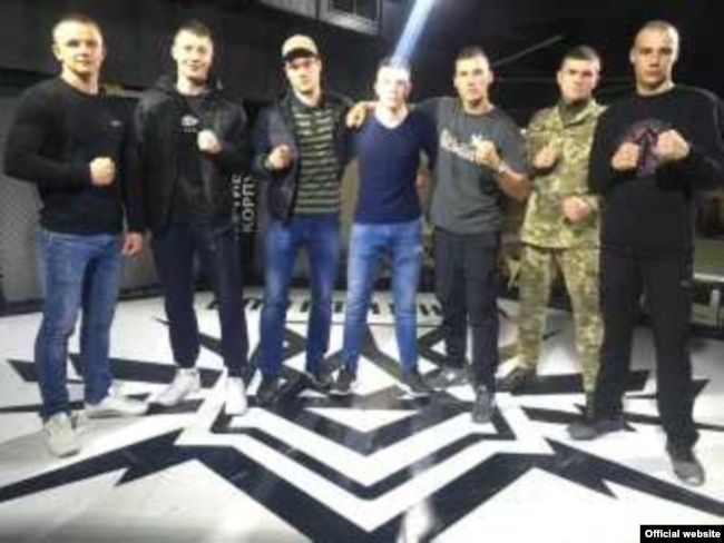 Azov, le groupe ultranationaliste le plus en vue d’Ukraine, jette son ...