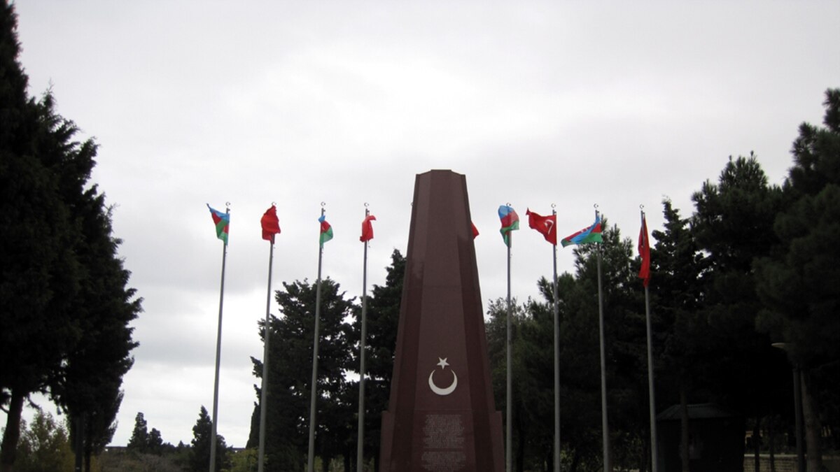 Bayraqlar yerinə qaytarılıb