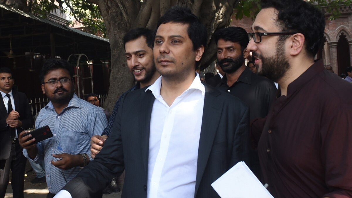 Pakistani Journalists Protest Outside Parliament