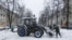 Архіўнае ілюстрацыйнае фота. Камунальныя службы прыбіраюць сьнег у Менску