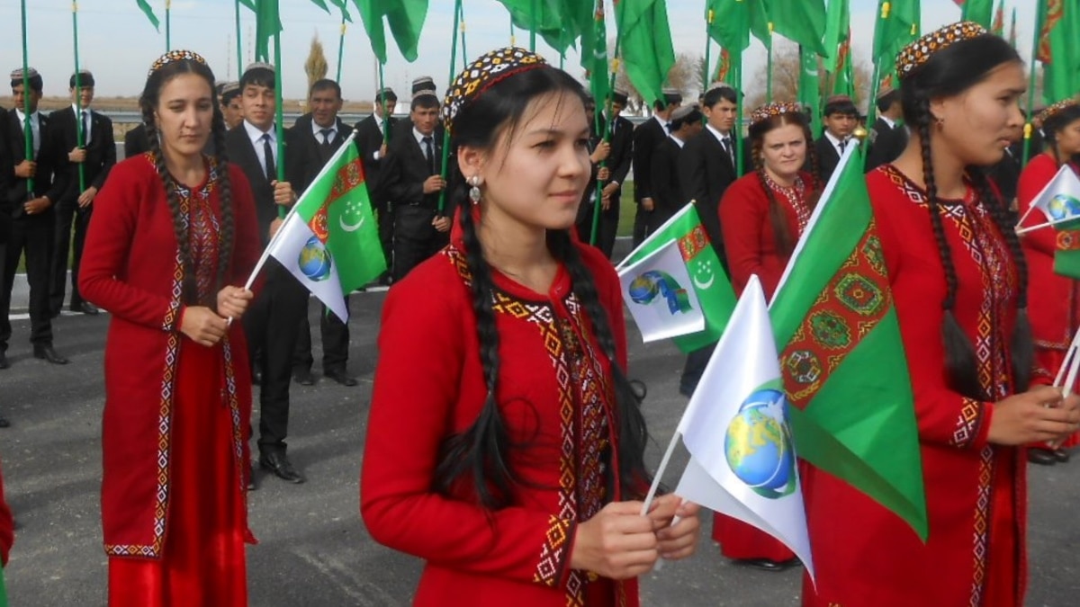 Türkmen talyp gyzlary gyşda ‘pagtaly gyzyl don geýmeli’