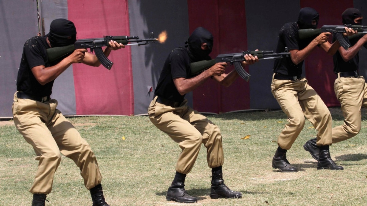 Six Pakistani Police Killed, 24 Hostages Taken During Crackdown On Gang