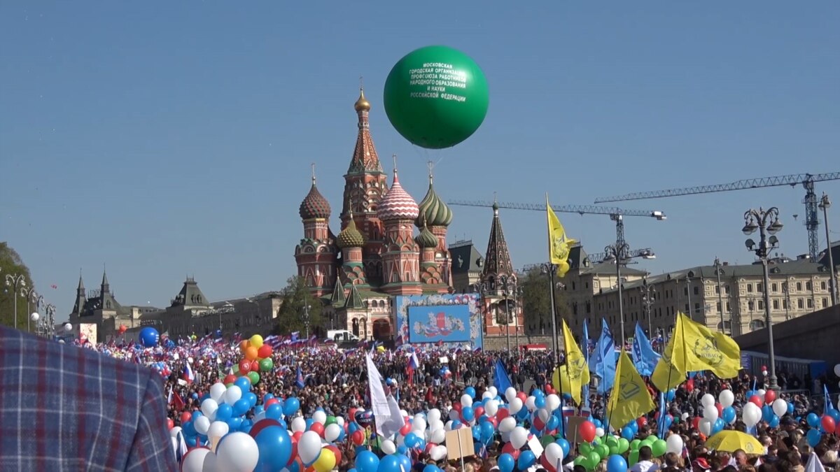 Tens Of Thousands Mark May Day In Moscow