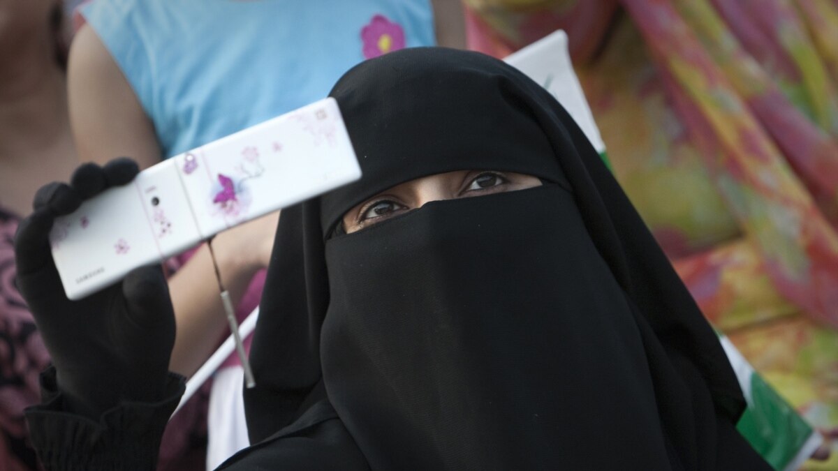 In Northwest Pakistan, Profiteers Target Women In Identity Theft