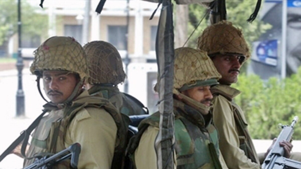 Pakistani Officer Dies In Mosque Siege