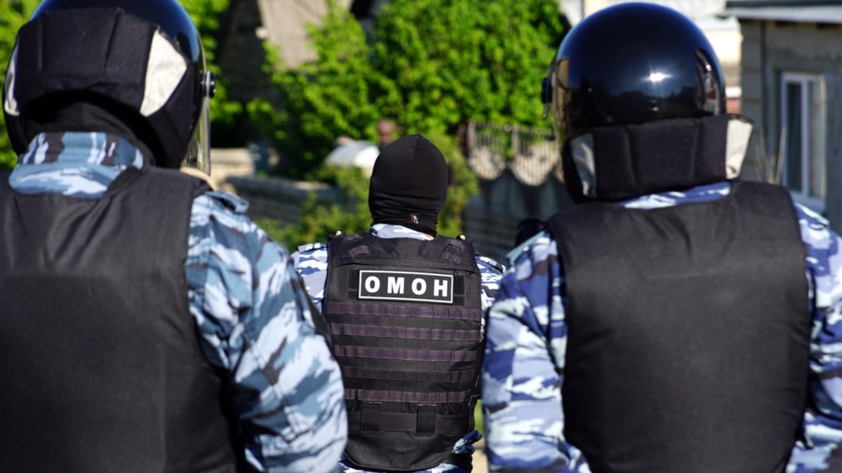 Барнаул: ОМОН положил на пол и обыскал посетителей панк-концерта