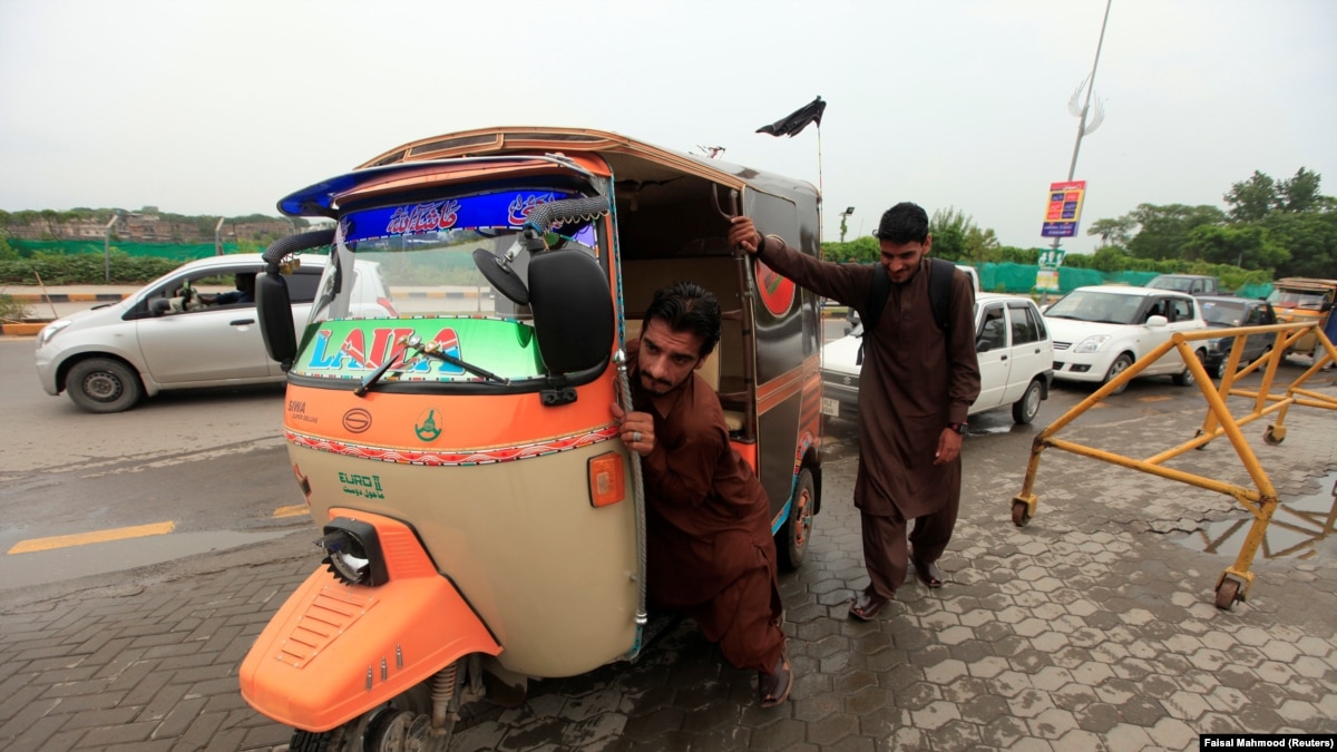 Pakistani Rickshaw Driver Dies After Self-Immolation