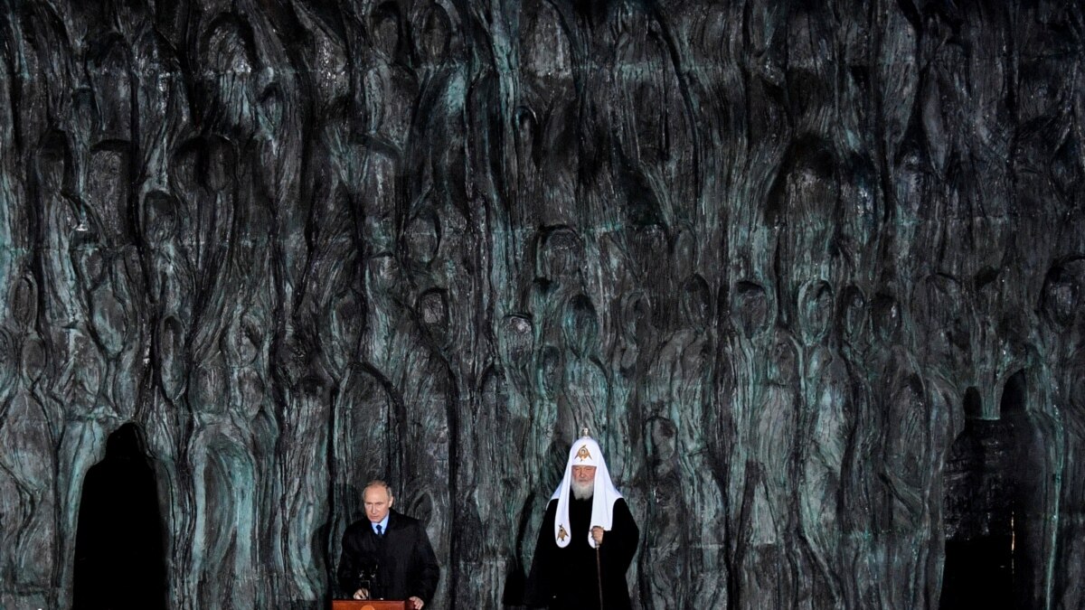 Amid Controversy, Putin Unveils Monument To Victims Of Political Repression