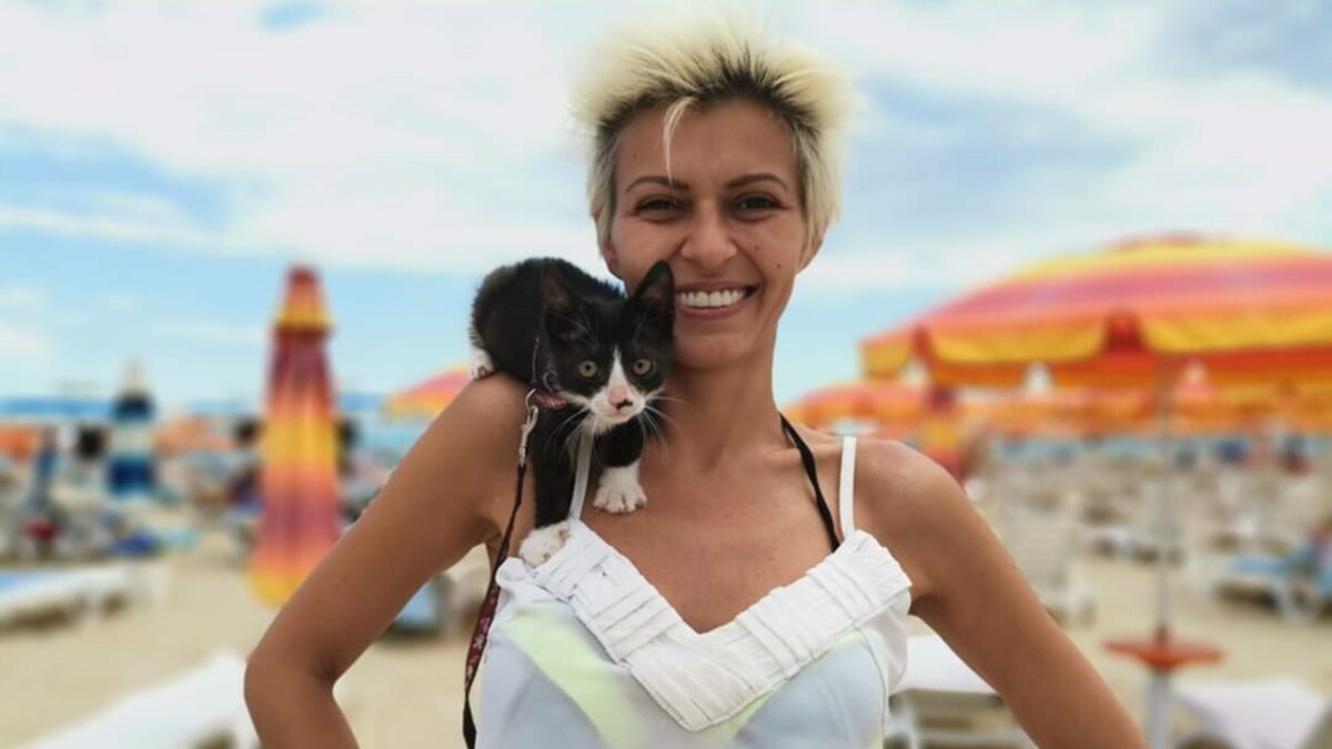 Йоанна Дукова която осигури топла зима на бездомните котки в Добрич