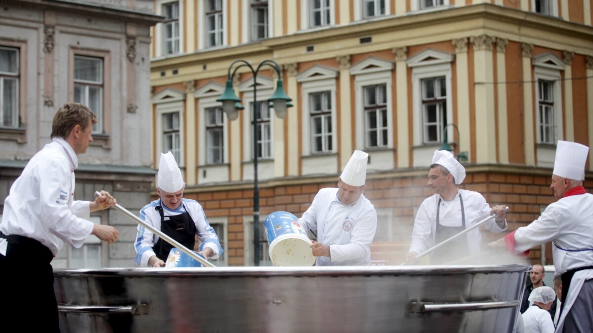Balkan Chefs Cook Up 14,186 Pancakes In Bid To Set World Record