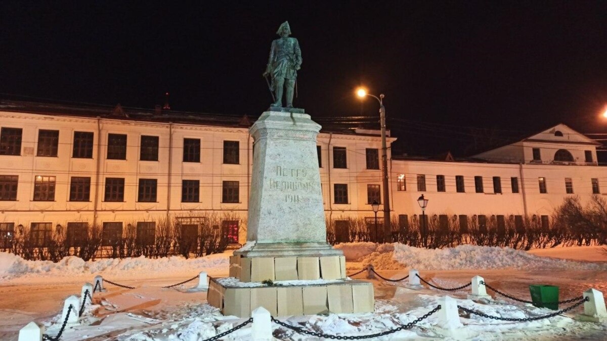 В Архангельске активисты "отреставрировали" памятник Петру картоном