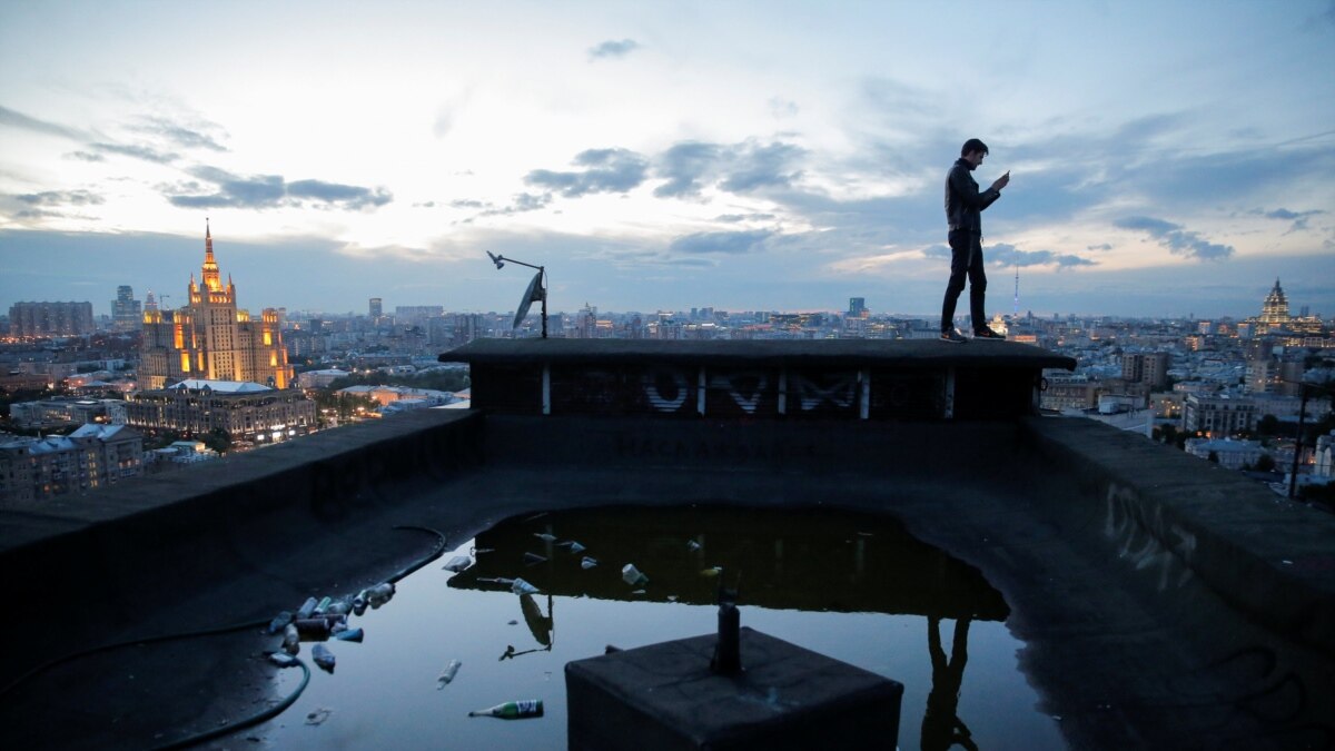 Meet Moscow's Rooftop Daredevils