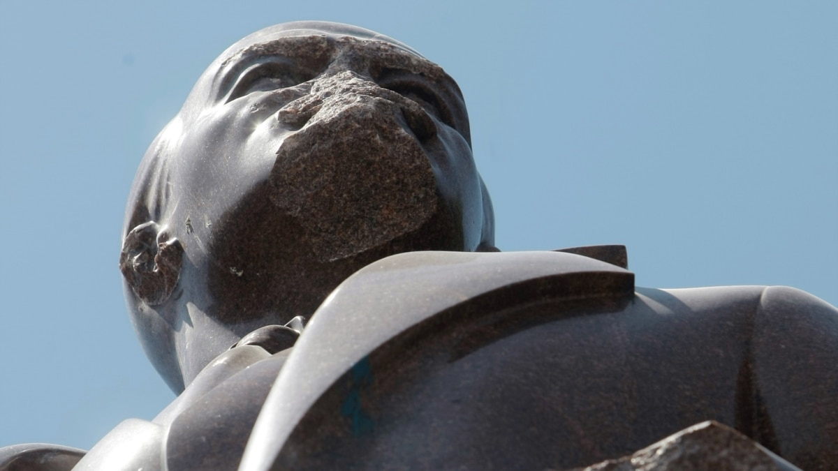 Ukrainians Lop Off Lenin's Nose