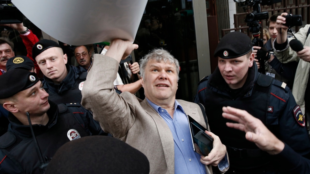 Yabloko Party Official Detained In Moscow Over Pension Protest