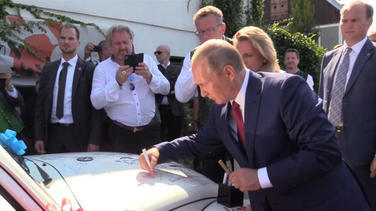 Putin Waltzes At Austrian Foreign Minister’s Wedding