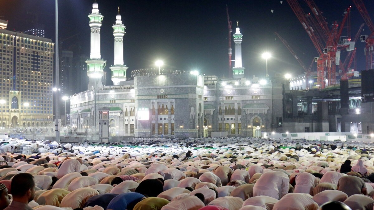 Thousands Of Muslims Gather At Mt. Arafat As Hajj Peaks