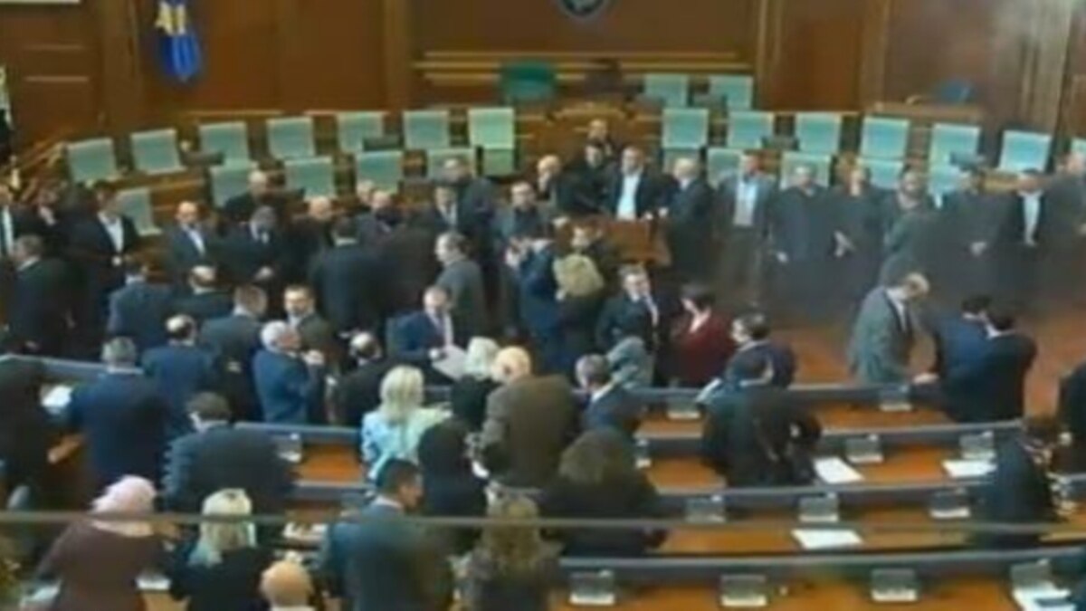 Ponovo suzavac u Skupštini Kosova, budžet ipak usvojen Ponovo suzavac u Skupštini Kosova, budžet ipak usvojen
