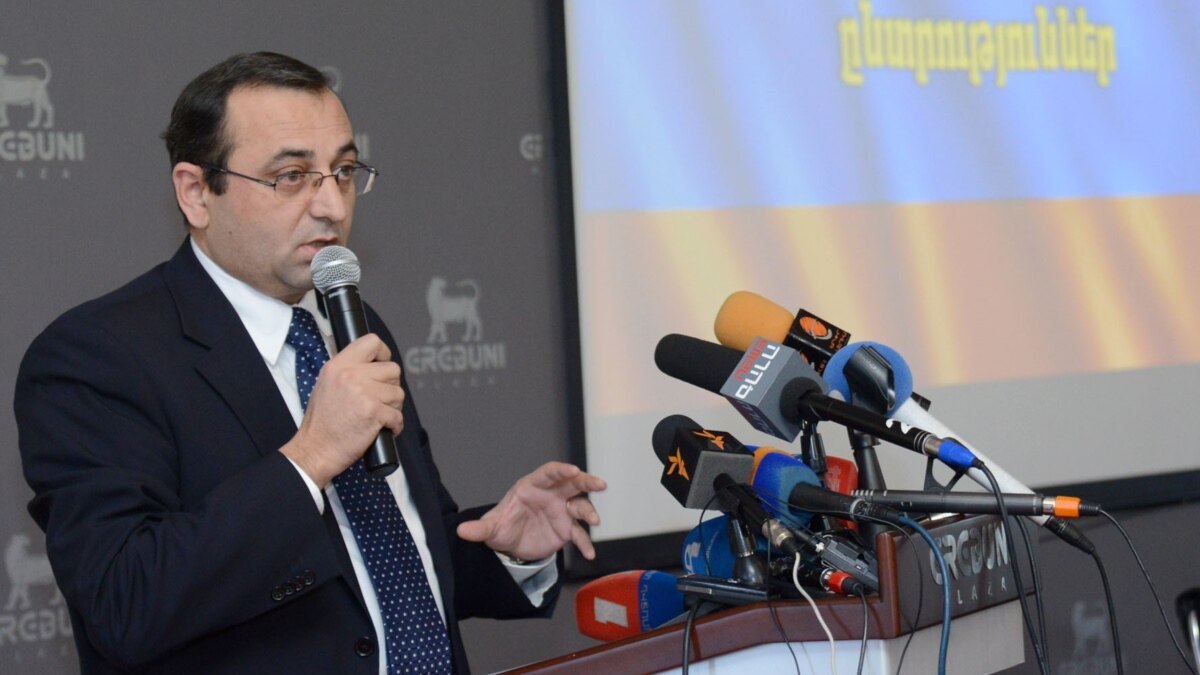 Dashnaks Insist On Radical Constitutional Change