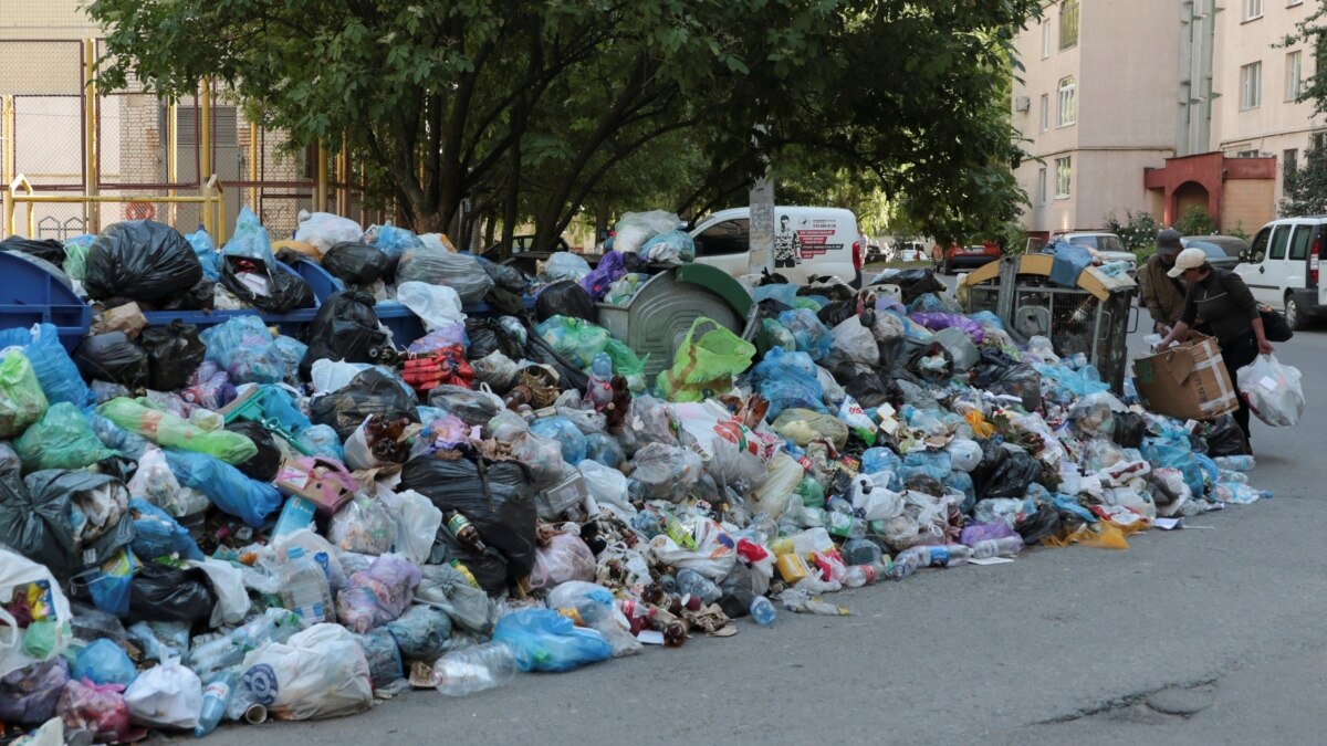 Ukrainian Lawmakers Tell Lviv Mayor To Solve Garbage Problem Or Resign