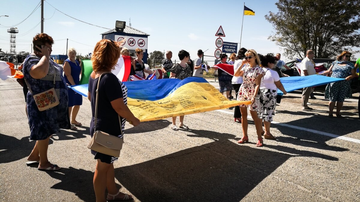 «Объединенные флагом»: рядом с Крымом развернули украинский и ...