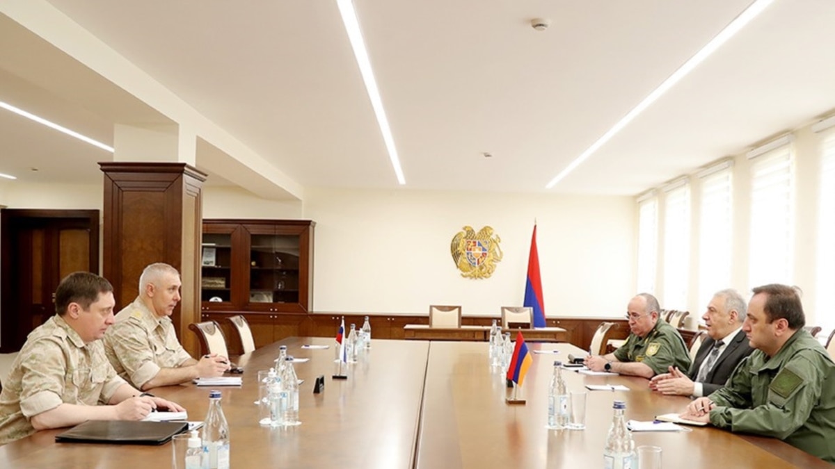 Russian General Meets Armenian Defense Chief On Border Standoff