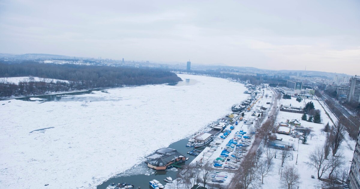Dunav okovan ledom, ledolomci zapušteni i uništeni