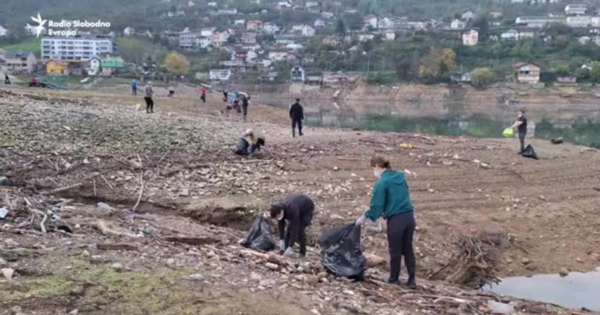 Volonteri čiste Jablaničko jezero poslije poplava u BIH