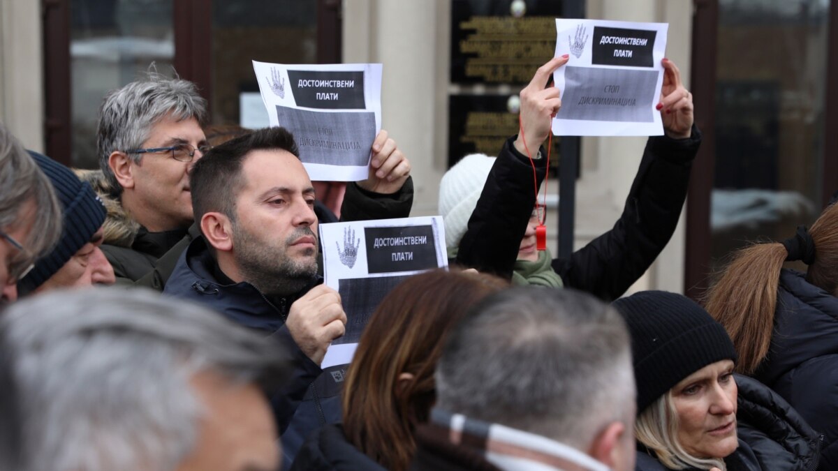 Shkup: Punonjësit e administratës publike protestojnë për rritje pagash Shkup: Punonjësit e administratës publike protestojnë për rritje pagash