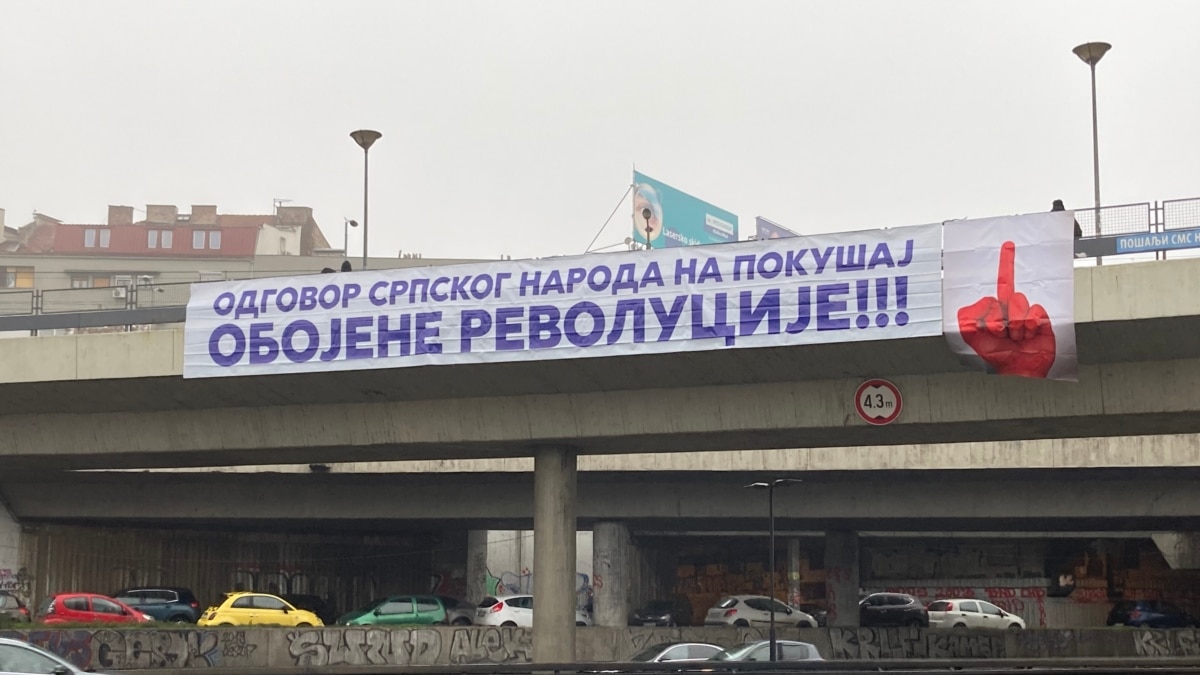 U Beogradu transparenti sa krvavom šakom koja pokazuje srednji prst