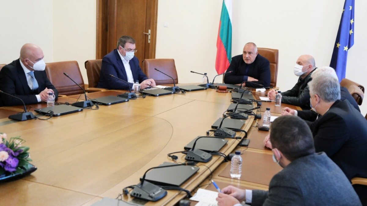 Здравните власти Пикът на третата вълна в България се очаква през тази или следващата седмица