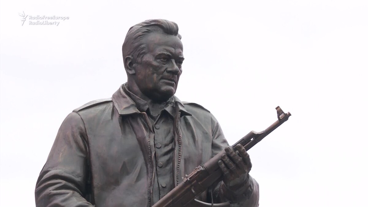 Russia Unveils Kalashnikov Statue