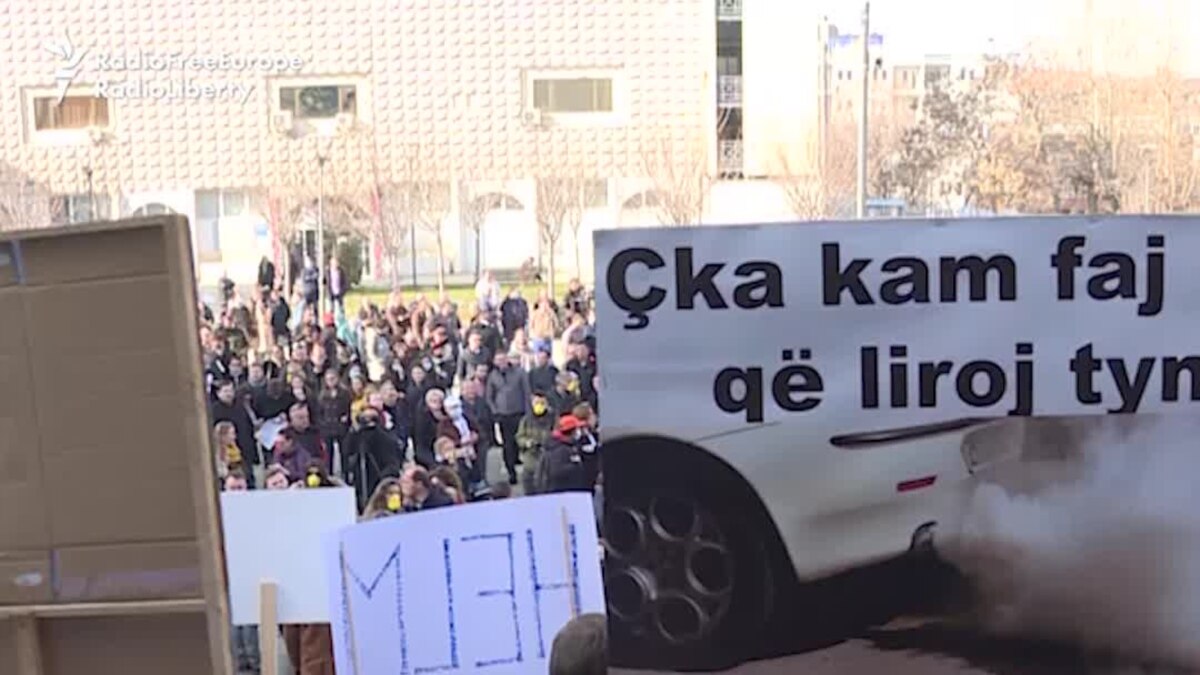 'We Are Choking' -- Air Pollution Protest In Kosovo 'We Are Choking' -- Air Pollution Protest In Kosovo