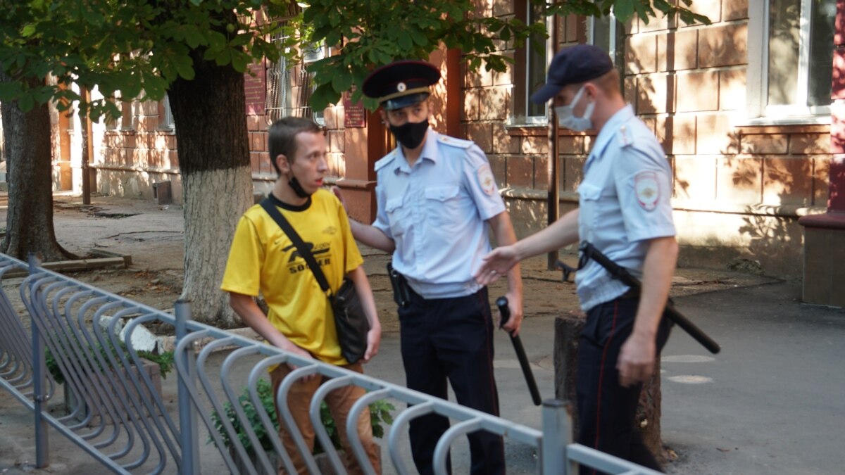 Kyiv Says Russia Has Detained Scores Of Ukrainian Citizens In Crimea