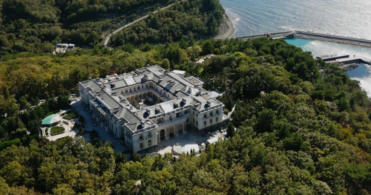 Navalny Investigation Shines Light On 'Putin's Palace'