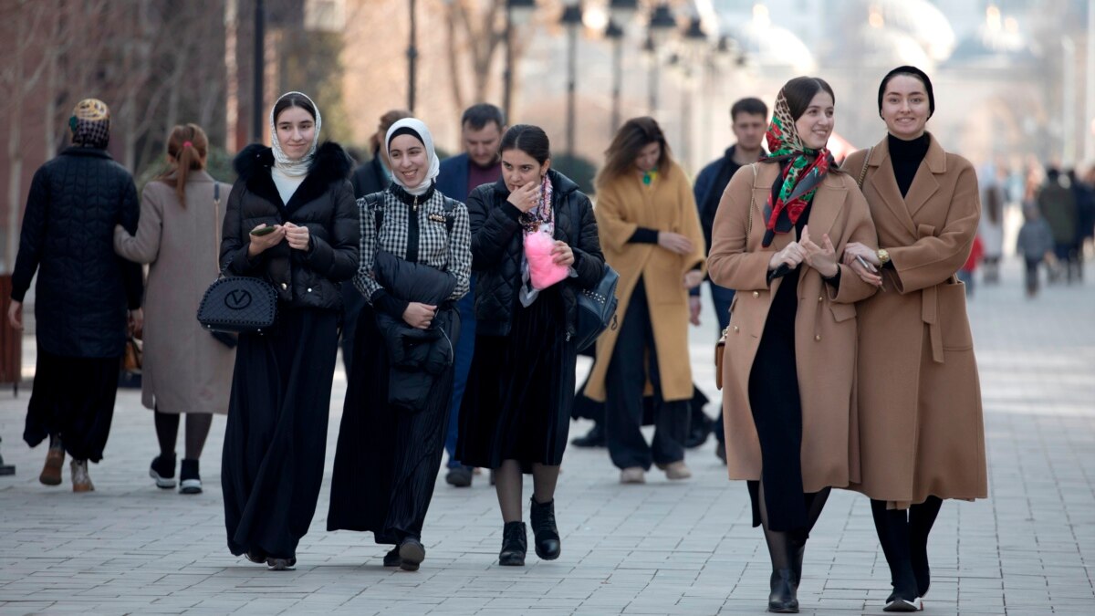 Moscow Police Detain Chechen Victim Of Domestic Violence On Her Way