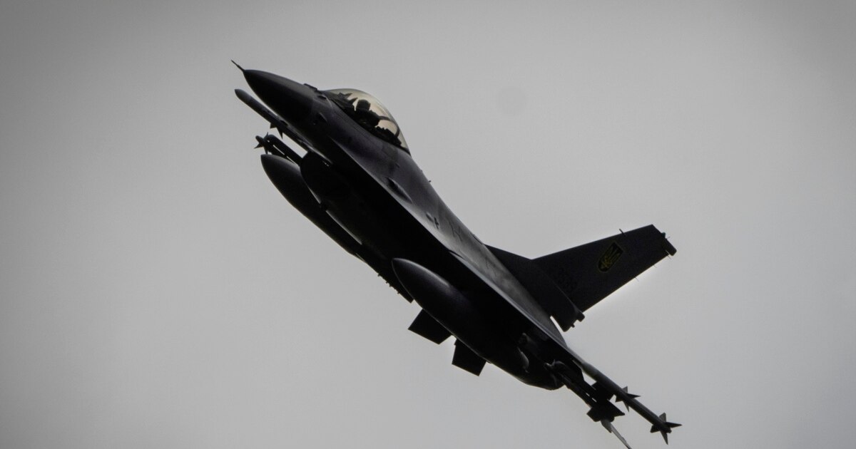 США отказались отправлять в Украину техников для F-16 – WSJ