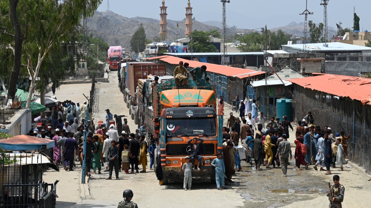 Pakistan Closes Key Border Crossing With Afghanistan After Taliban Advances
