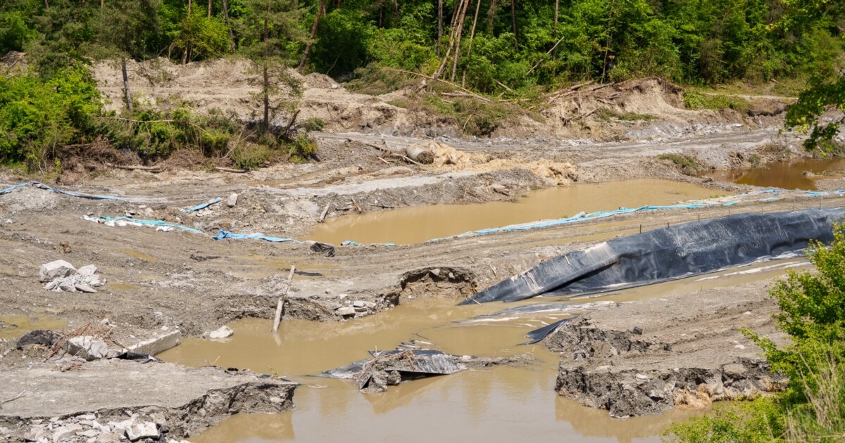 Locuitorii din 15 case din Praid, evacuați noaptea trecută. Surpările ...