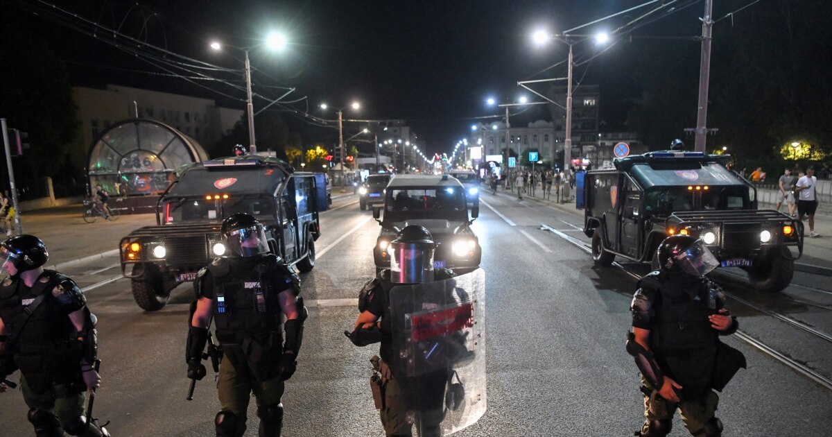 Stotine privedenih u akcijama policije Srbije zbog protestnih blokada ...