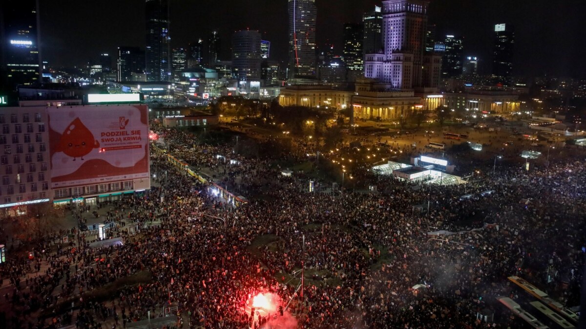 Митинг против запрета абортов в Польше закончился столкновениями