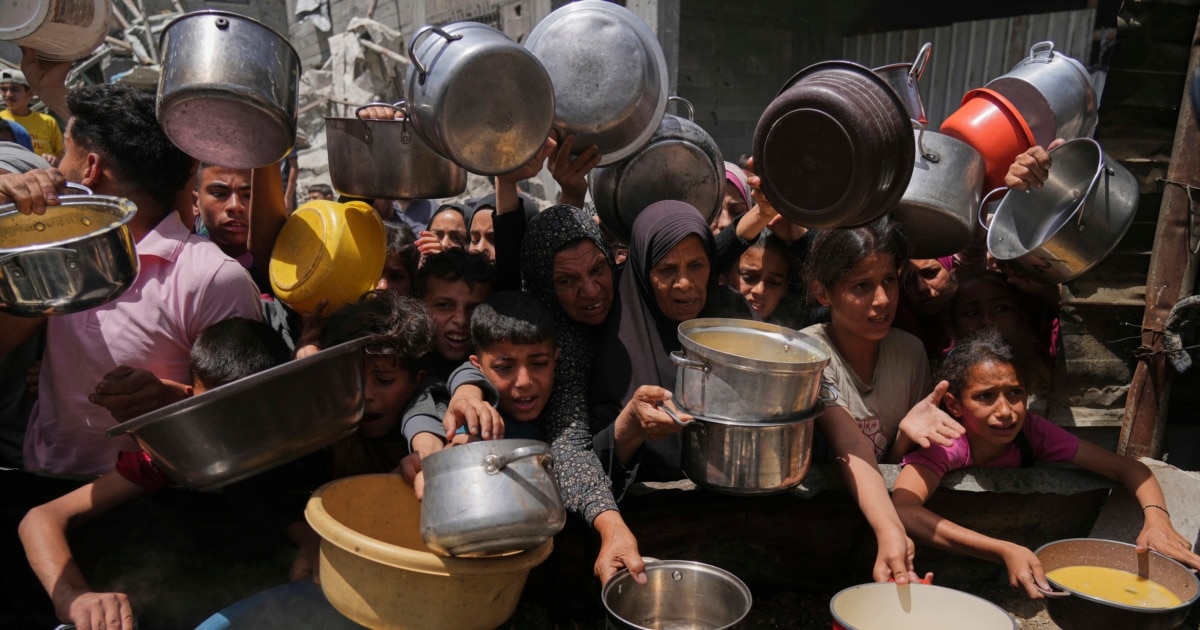 Palestinezët e uritur në pritje të ndihmave në Gazë