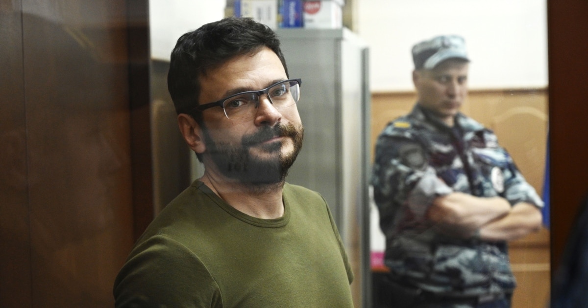 Росія: засудженого за стрім про Бучу політика Іллю Яшина етапували з ...