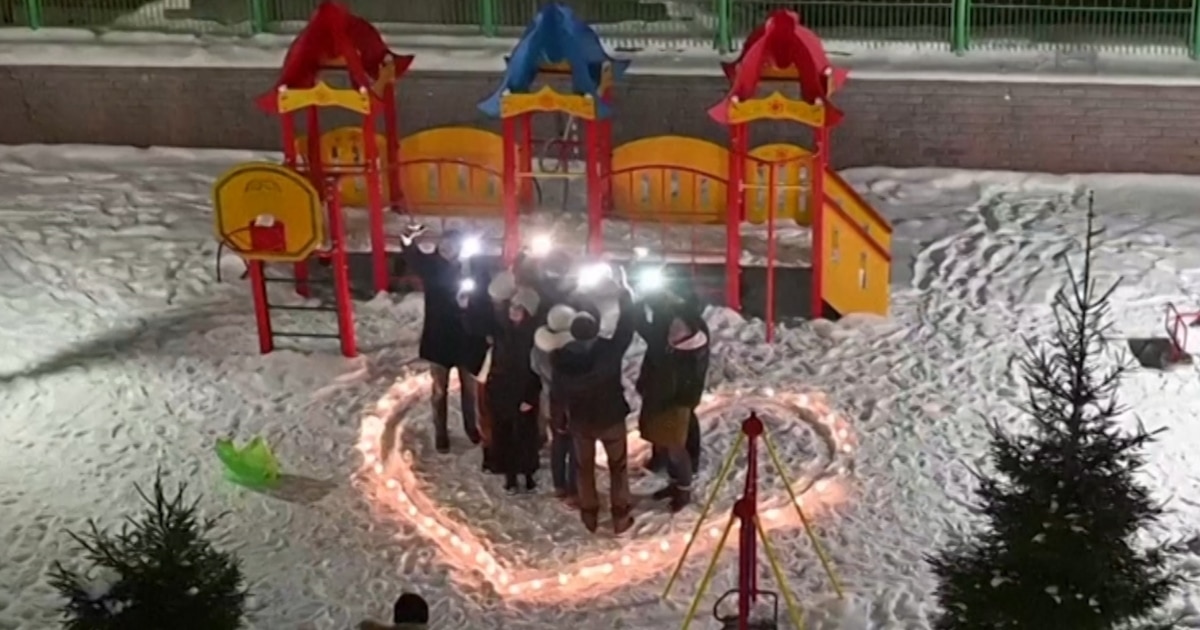 In Change Of Tactics, Protesters Use Light To Show Support For Navalny